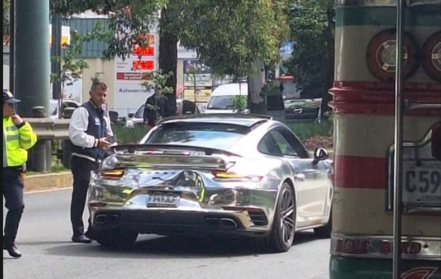 Así quedó el Porsche que fue chocado por un bus – Publinews