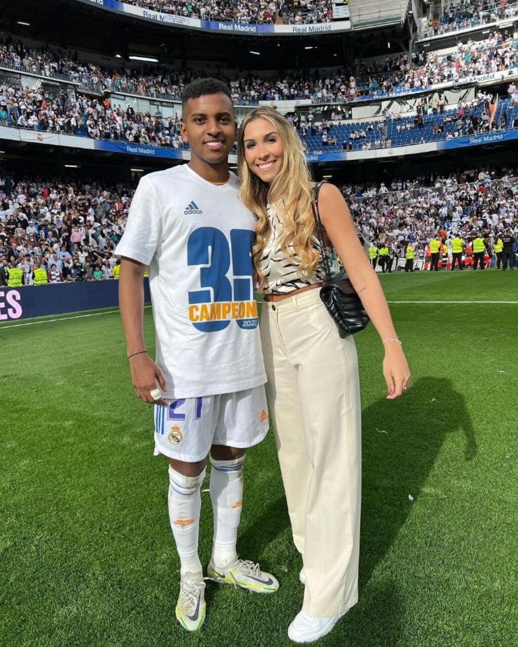 La novia de Rodrygo apoya a la Selección de Brasil en diminuto bikini ...