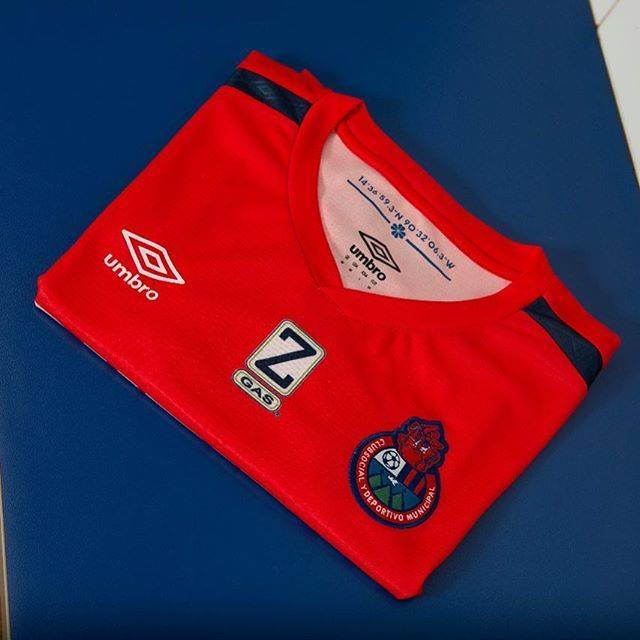 Se filtran las imágenes del nuevo uniforme de los rojos de Municipal ...