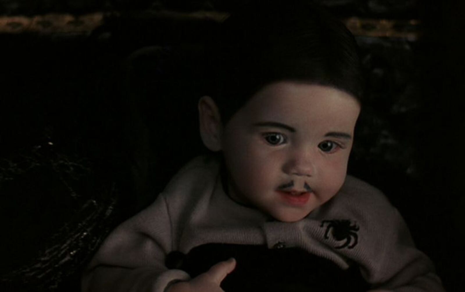 FOTOS. El bebé con bigote de "Los Locos Addams" creció y así está ahora ...