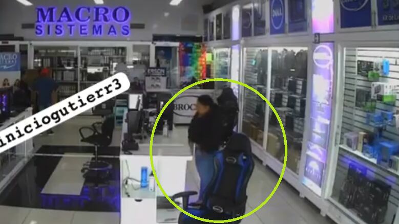 Video Exhiben A Mujer Que Fingió Ser Clienta De Una Tienda Y Robó Una Computadora Publinews
