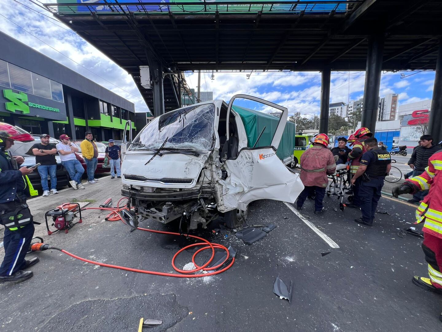 Camión choca en estructura de una pasarela de la Aguilar Batres – Publinews